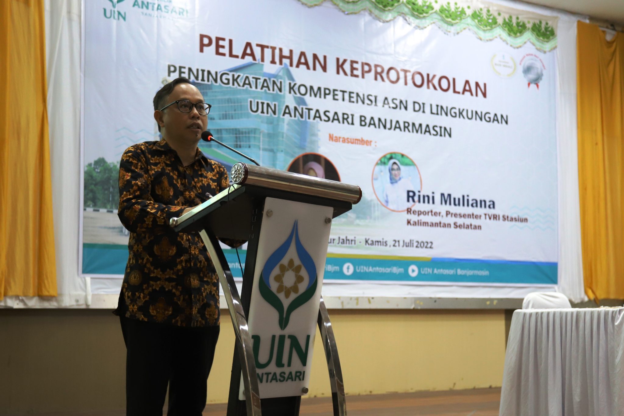 Staf Ahli Wali Kota Banjarbaru dan Presenter TVRI, Latih Para Pegawai ...