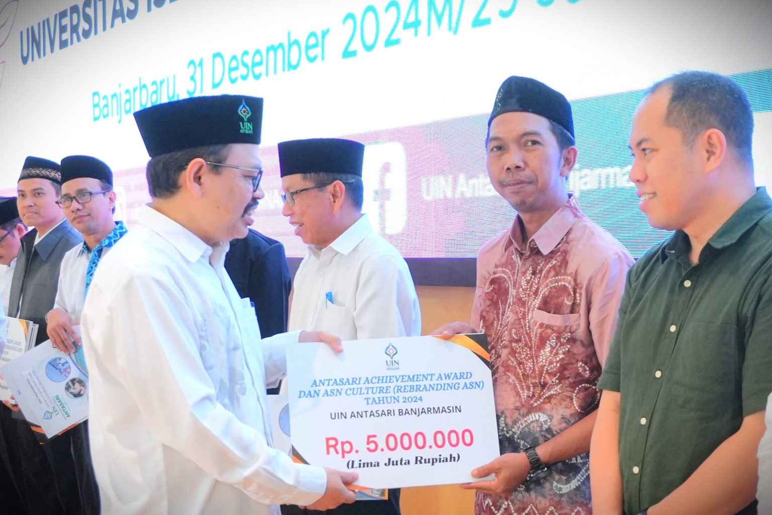 Raih Akreditasi Unggul, Pengelola Prodi S-3 PAI dan S-1 PMtk Diganjar ...